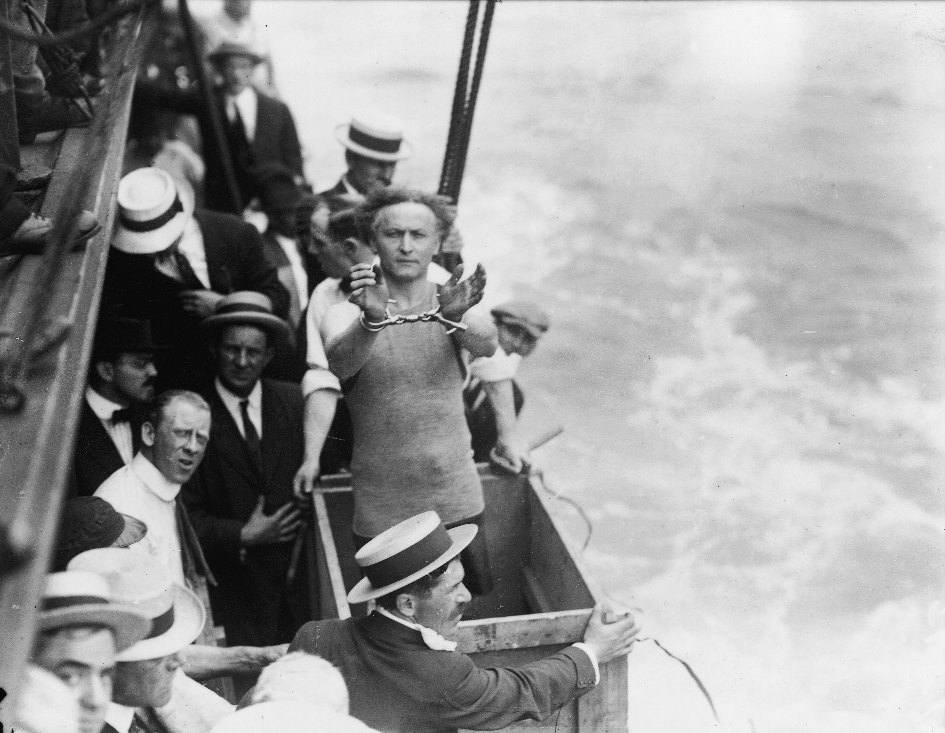 Houdini Photos: The Famous Magician's Best Stunts