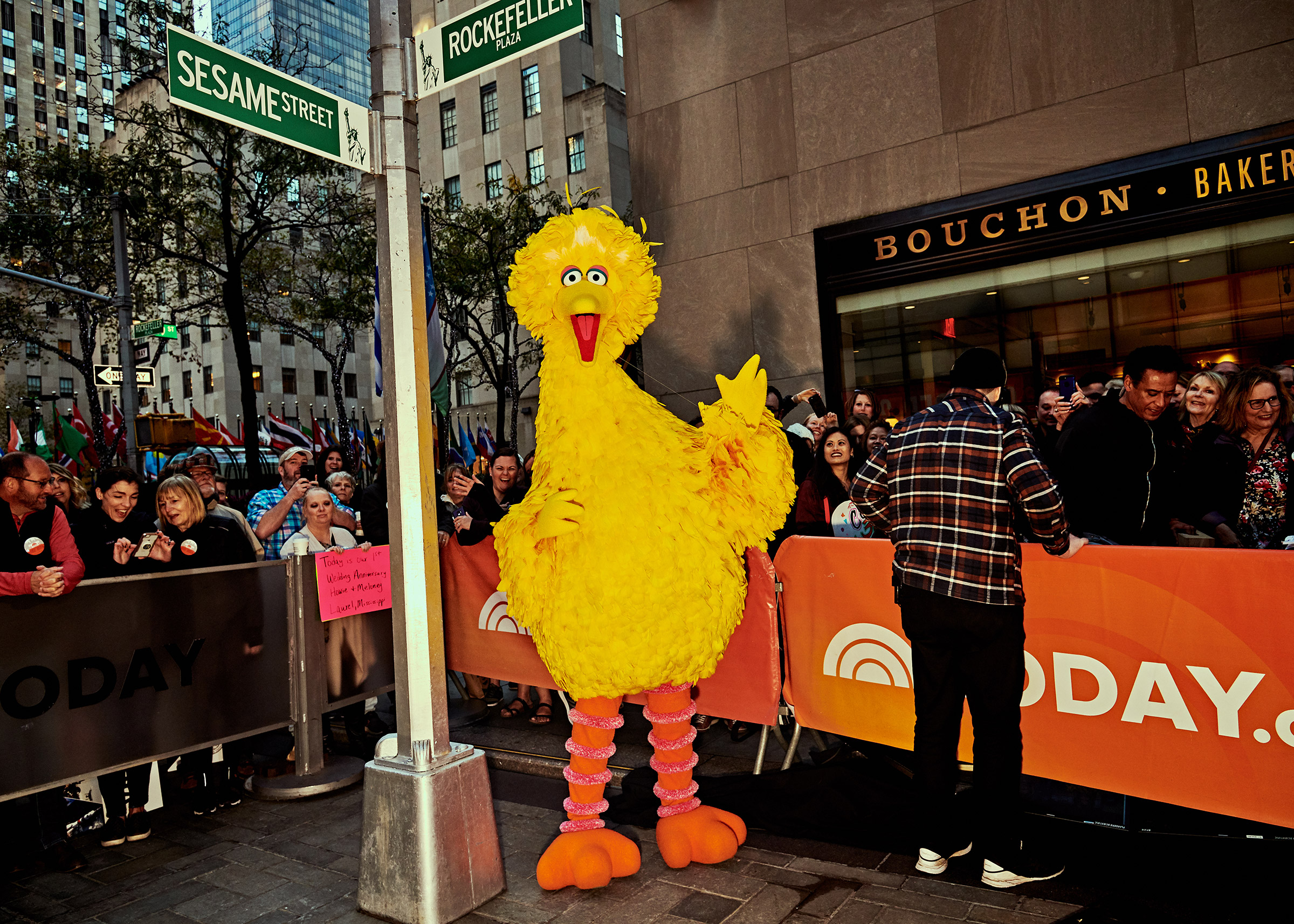 Big Bird Is Still Making Friends Everywhere He Goes
