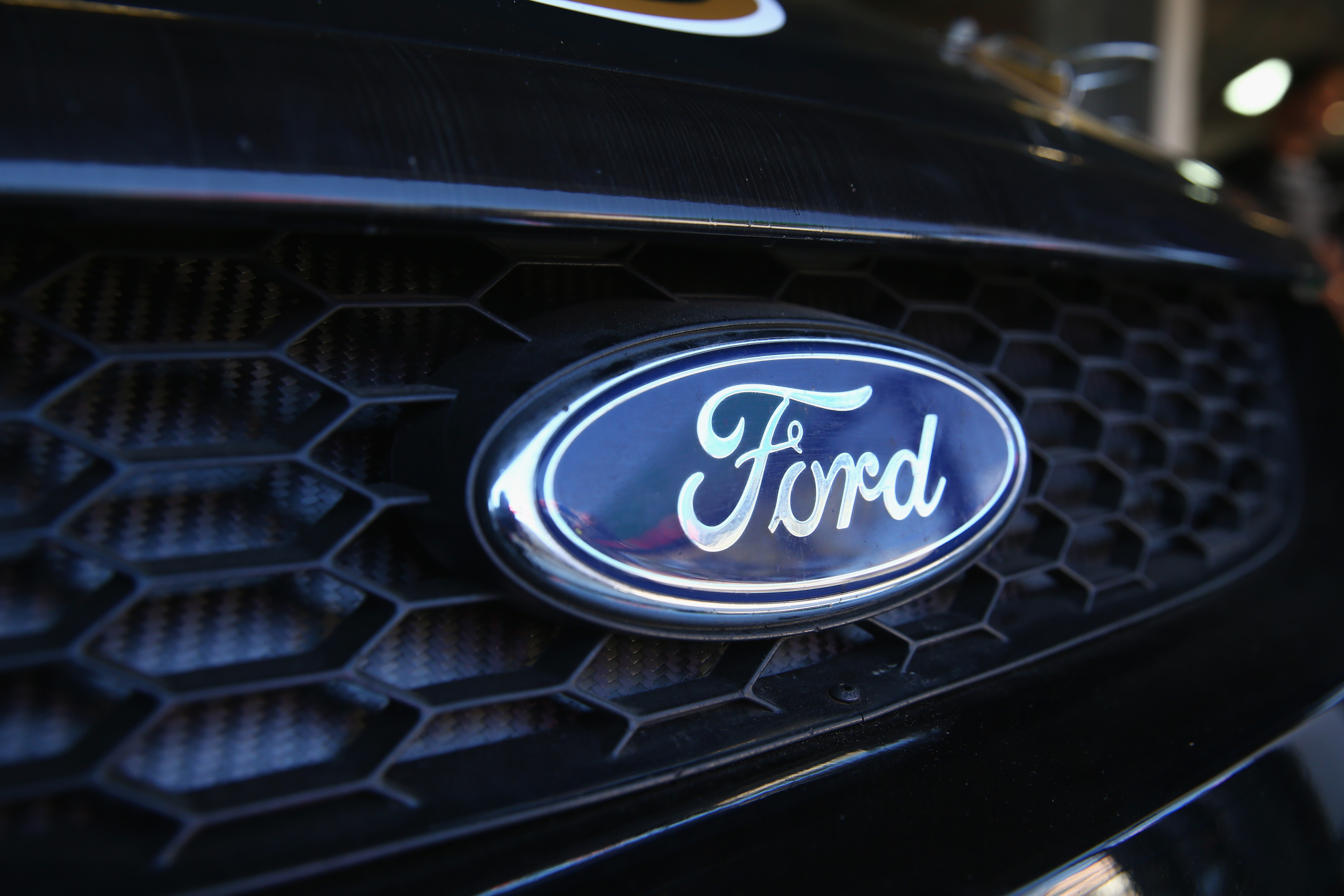Ford Patents Movie Projection System for Driverless Cars