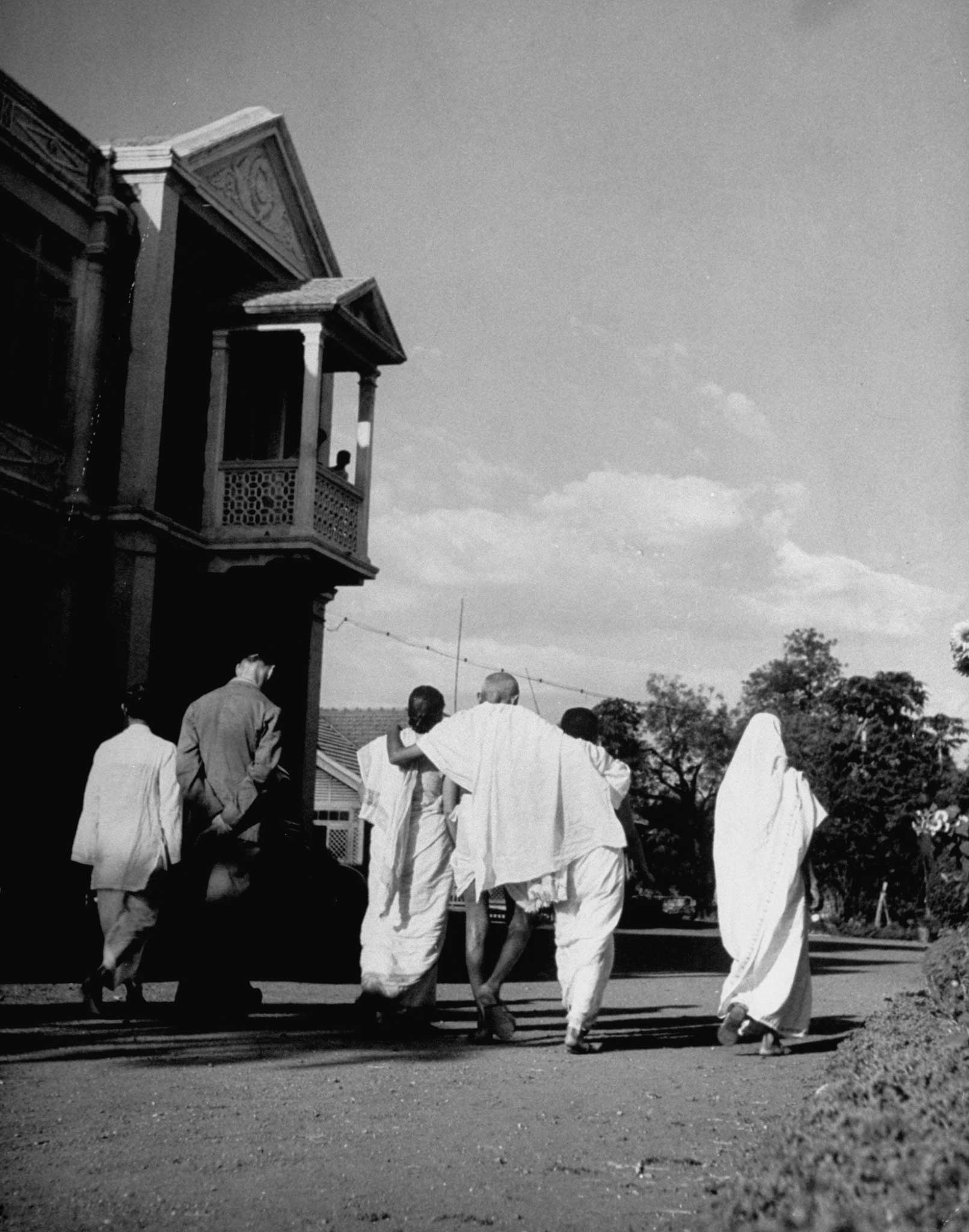 Gandhi and His Spinning Wheel: The Story Behind a Famous Photo