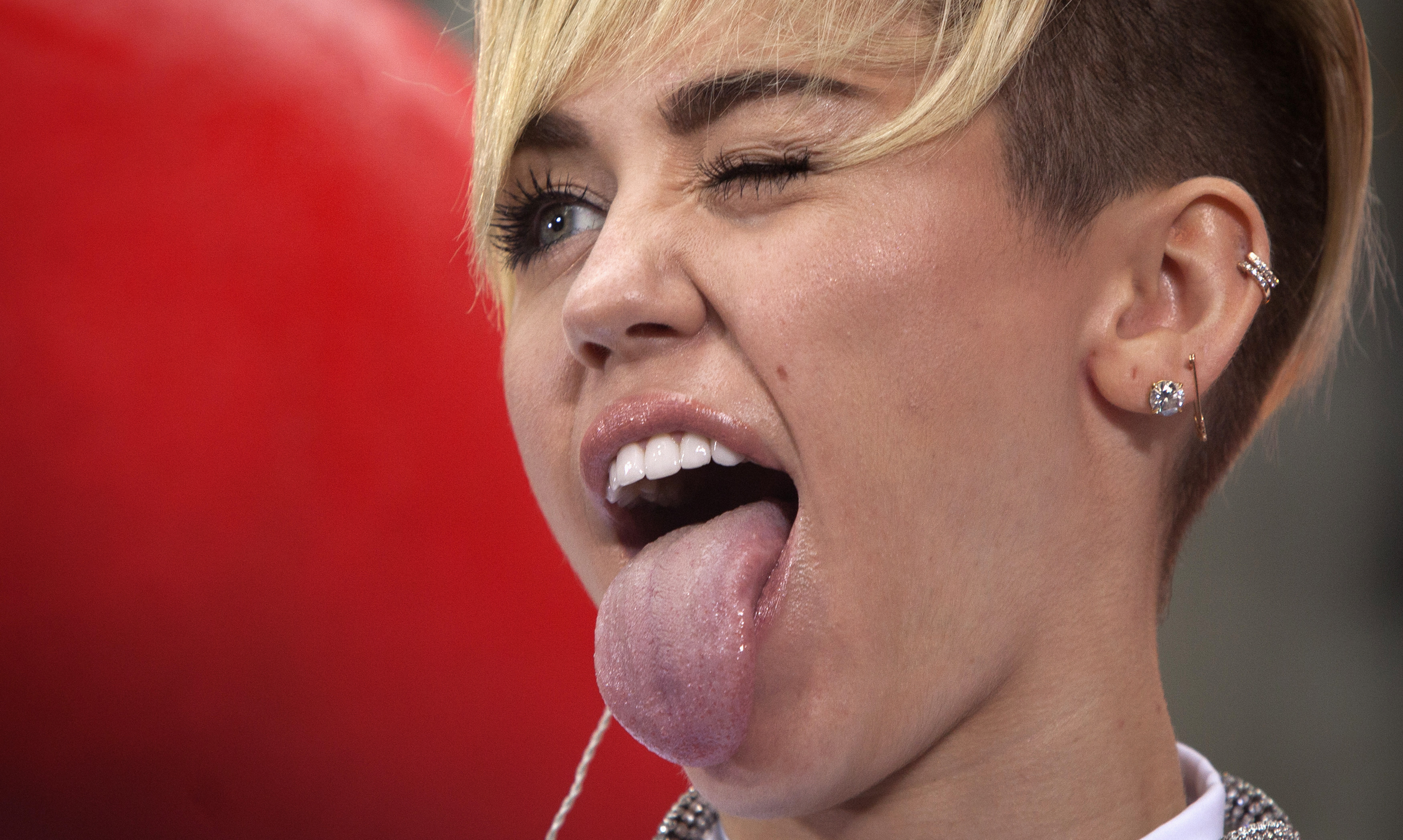 Miley Cyrus Guest Hosts 'Ellen' for Sick Ellen DeGeneres