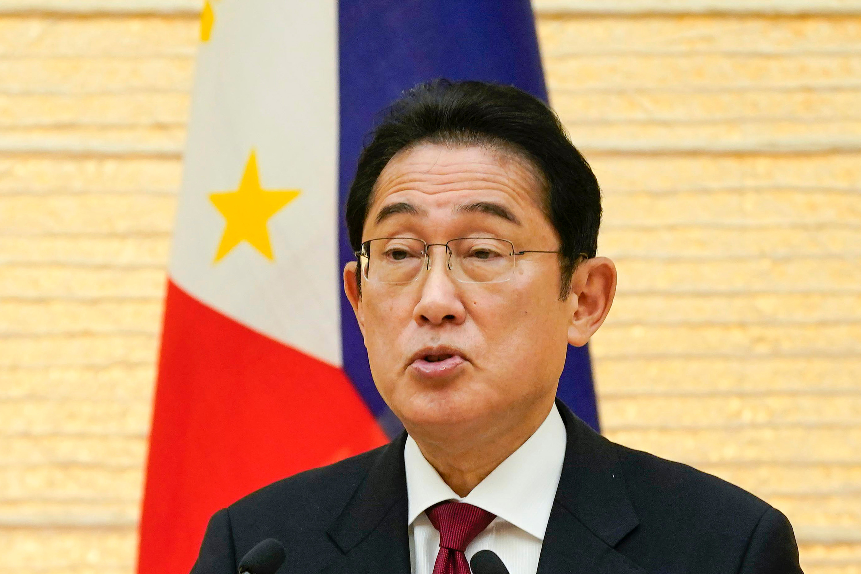 Japan’s Kishida Visits the Philippines to Bolster Military Ties